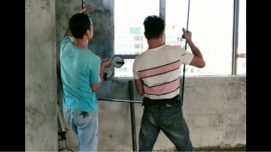 #男人的苦,装玻璃的过程专业安装各种门窗,每个人都不容易