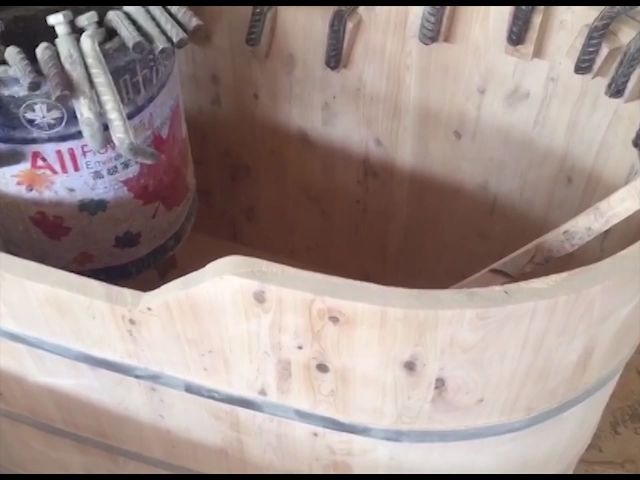 泡澡木桶手工制作木桶的过程,让大家了解一下沐浴东方旗舰店的木桶...