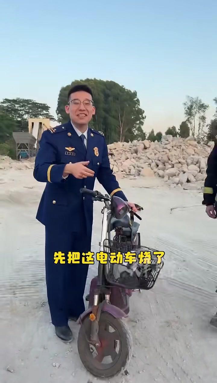 ...还敢把电动自行车推回家充电吗?#全民消防生命至上#全国消防宣传月