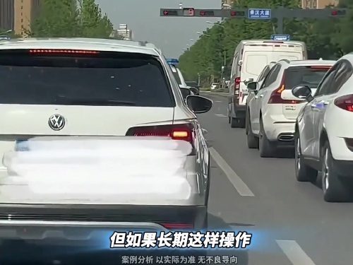 自动挡等红绿灯挂d挡踩刹车是非常伤变速箱的,那么应该挂什么挡