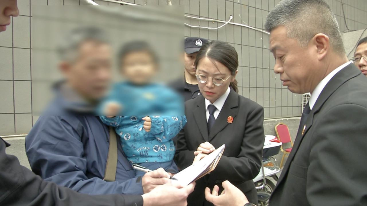 当场扣车!男子欠款不还,奥迪车被查封后还私自驾驶上路?