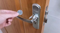门被反锁别着急,跟开锁师傅偷学绝招,只需1枚硬币,1秒快速打开