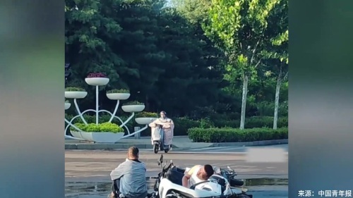 电动车相撞大爷昏迷,小伙急救后遭冷遇