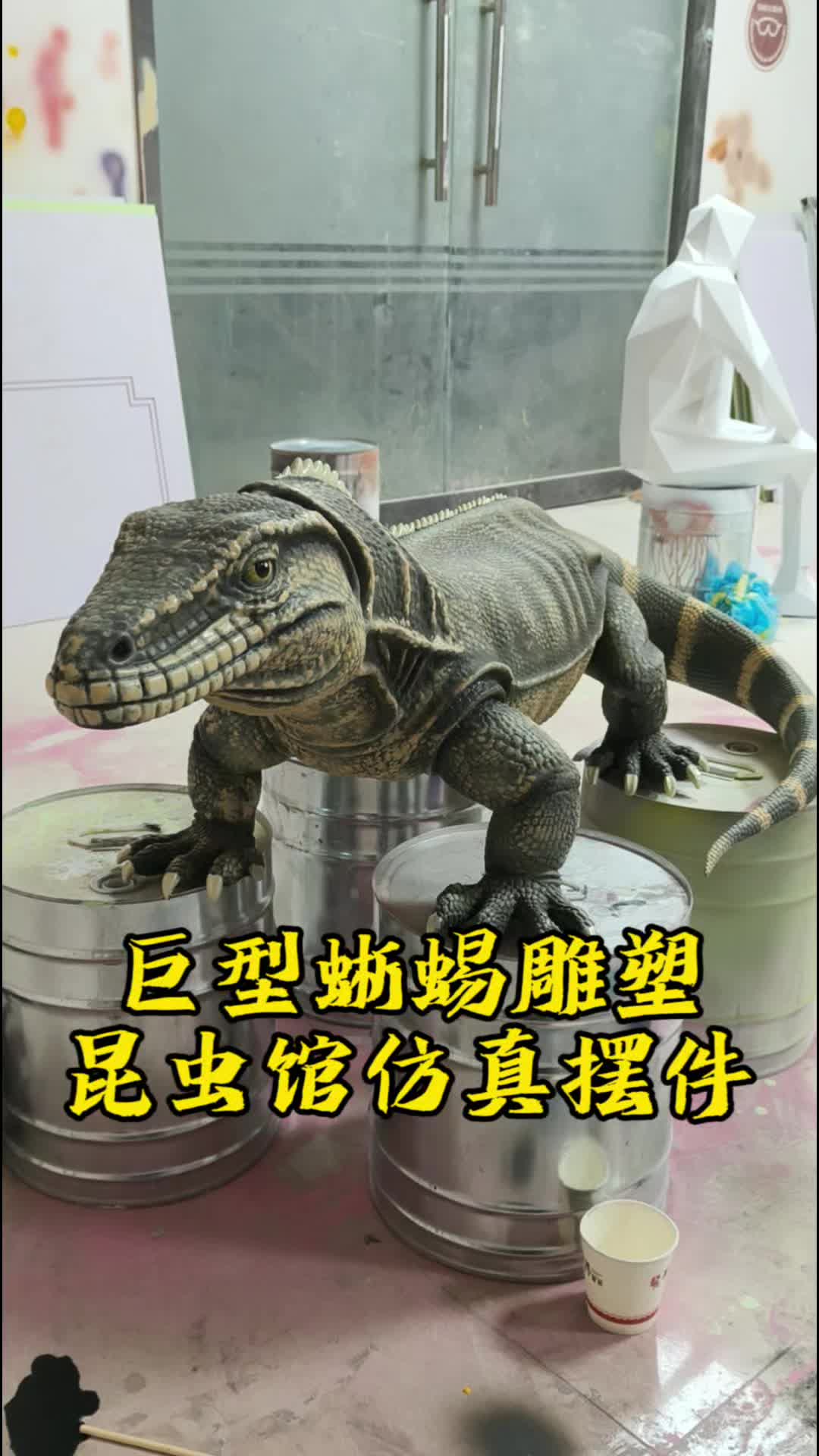 ...也能制作出各种仿真动物雕塑,经过拼装加固之后,在雕塑表面用汽车...