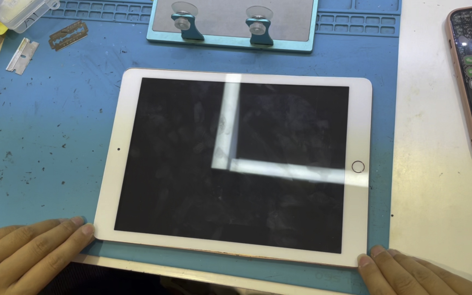 昆明同城ipad平板电脑专业维修,ipad6换屏幕多少钱?ipad换屏幕教程...