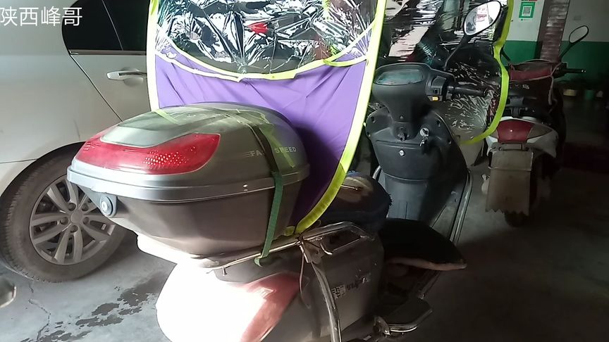 电动车安装棚子即防雨淋又能防晒太阳,一举两得。