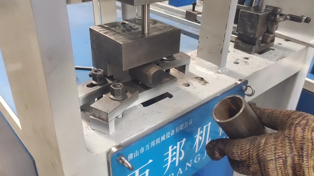 液压机镀锌圆管三个厚冲孔无毛刺