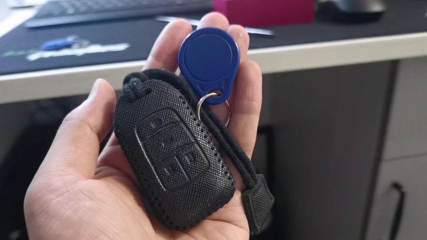 改造门禁卡!,把芯片拿出来放到车钥匙!