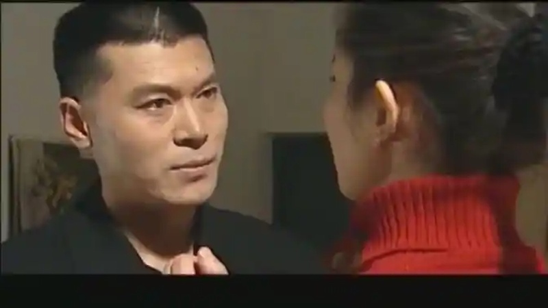绝不放过你:竟敢拒绝龙哥表白,枪口顶她脑门,这下插翅难逃!