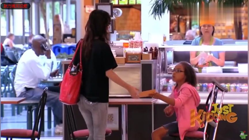 女孩请路人帮忙把信塞进邮筒,结果出来的全是碎纸,路人懵了