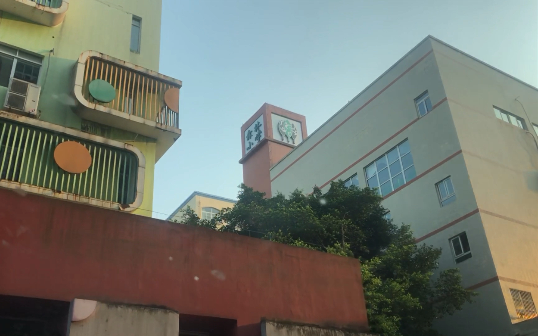重庆外国语学校森林小学综合楼(原建筑是一个钟楼,现在改成了校徽和...