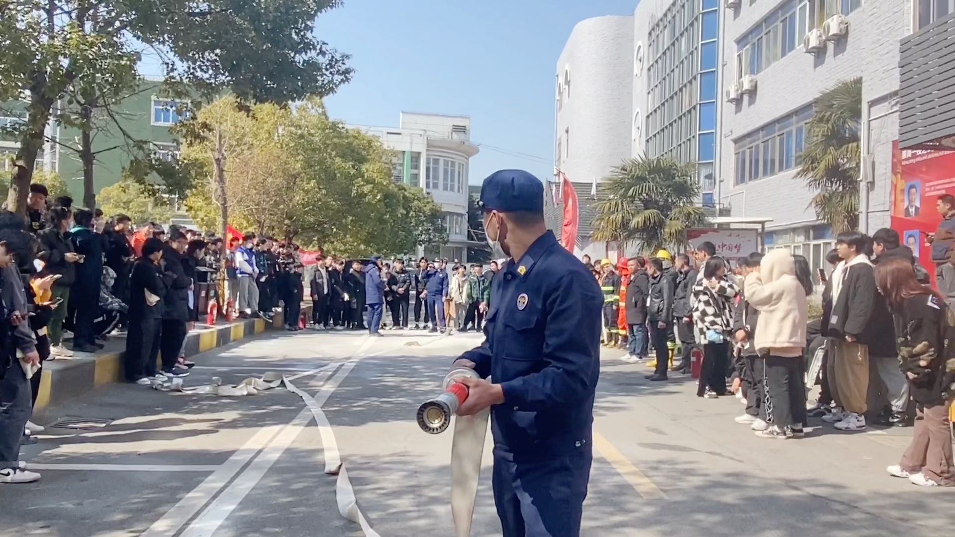 ...所有师生以及消防官兵的通力配合,博世学校2022年度#消防技能演练 ...