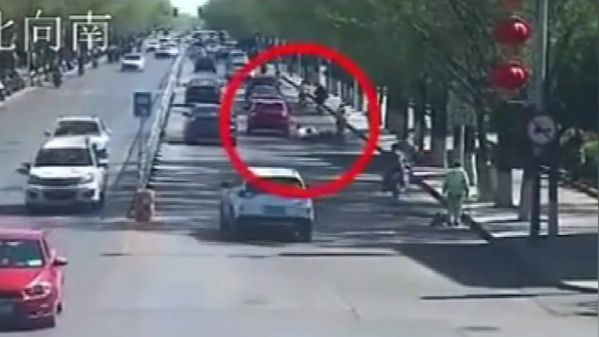 电动车撞上正常行驶轿车 电动车:我觉得司机还是有责任的!