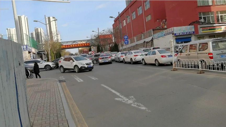 又是一个周末开学日,家长们送孩子忙,学校门口堵的水泄不通!