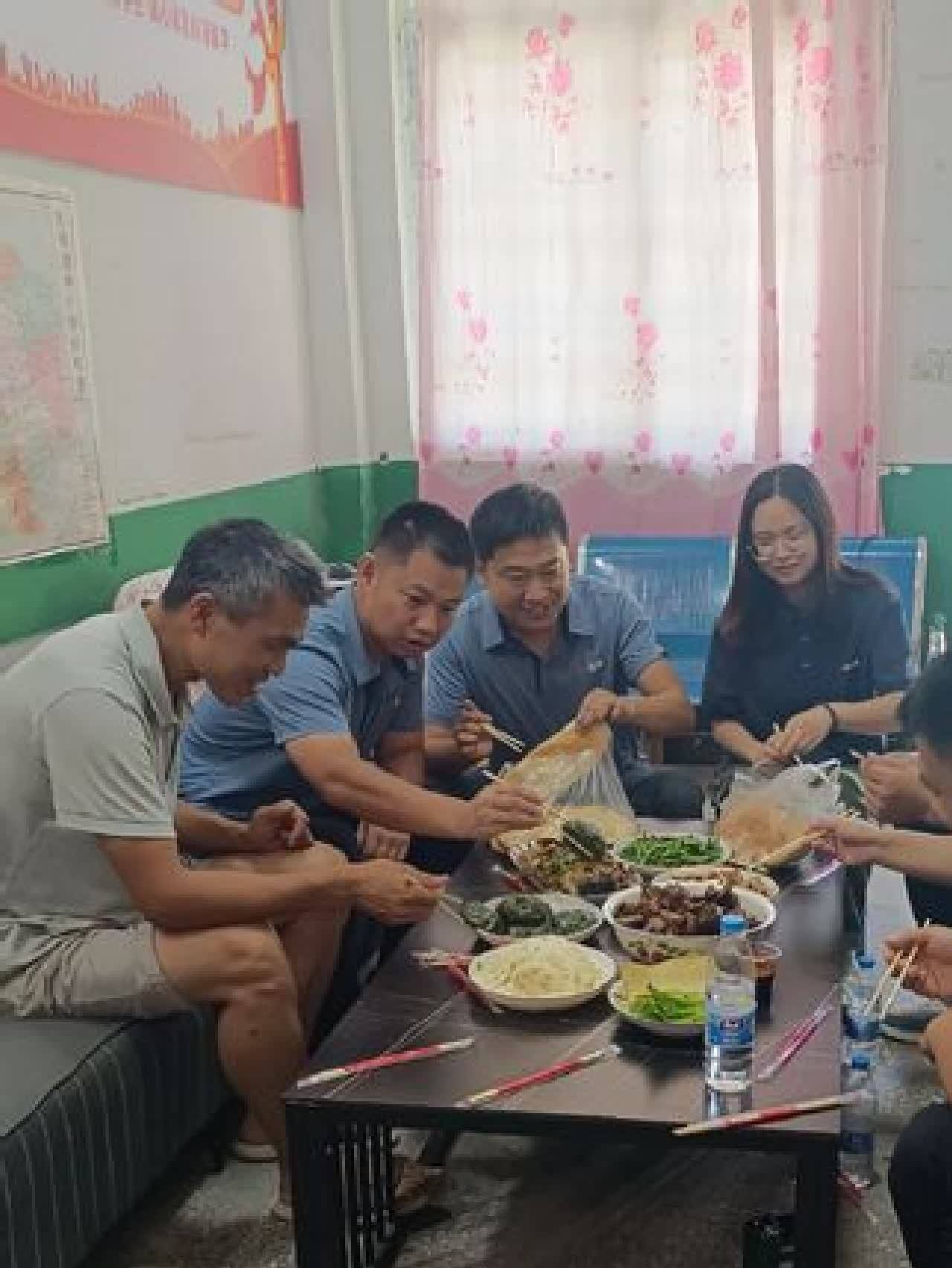 "爱心企业管管"周口分公司再次到校,协助学校改造项目:教学楼门窗...