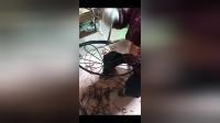 PE摇椅扶手藤条编织视频.mp4