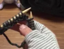 双手织围巾不要针,教你简单又快速的编织方法,也能织漂亮的围巾