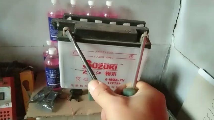 电瓶怎么修复,专业人士给你几个方法,用的就和新的一样