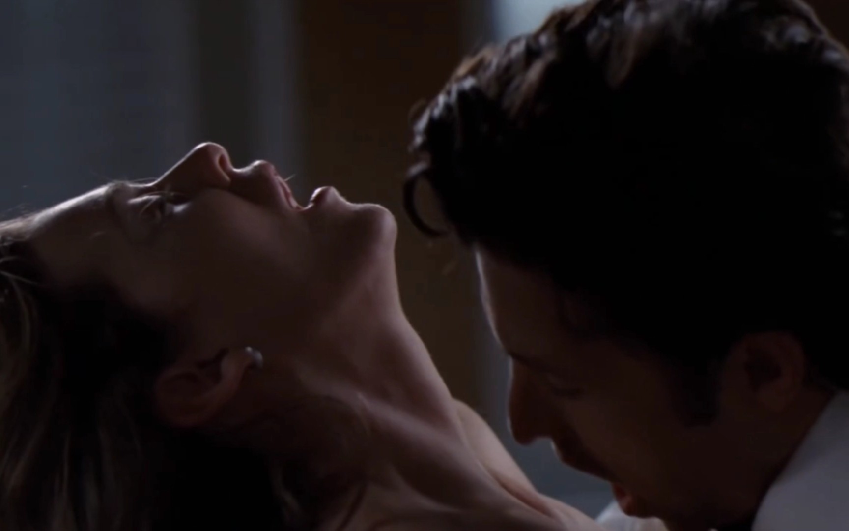 【超清4K超欲实习医生格蕾吻戏】暧昧氛围下无限贴近|扯头发|激吻|欲...