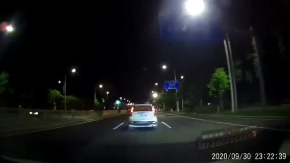 前车红绿灯前突然急刹触发了卡罗拉主动刹车,刹车泵瞬间加压刹死,这...