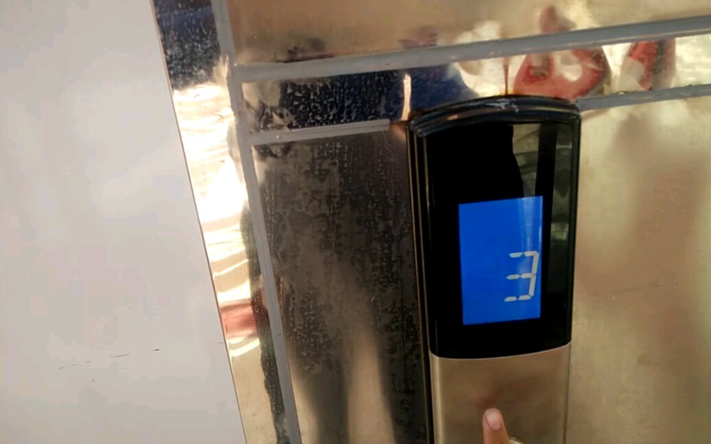 不知某品牌的电梯,双向开门(只乘一次)