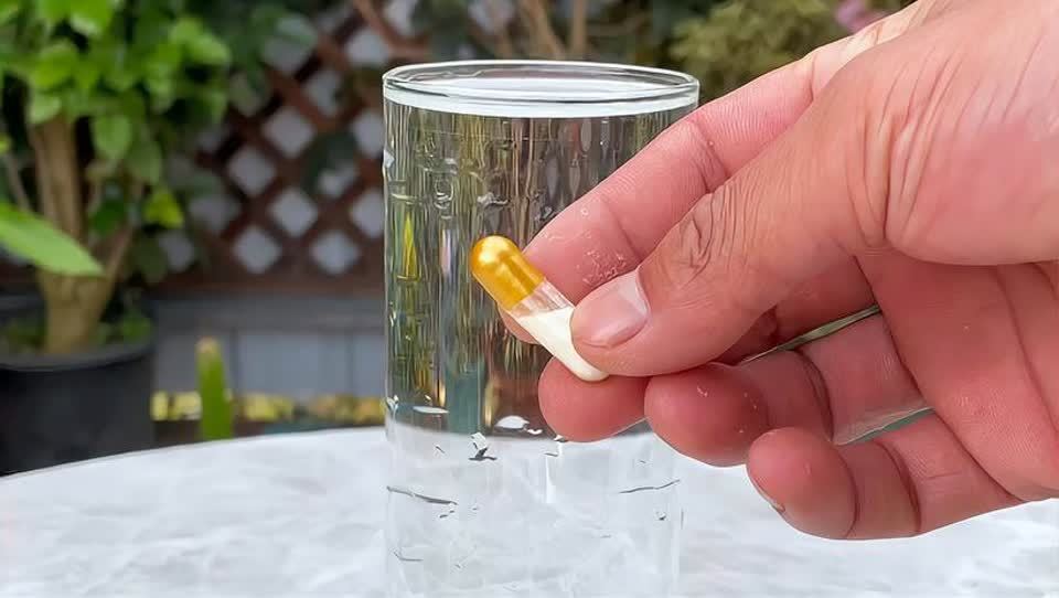 用这粒胶囊给桂花叶片喷一喷,叶片干干净净