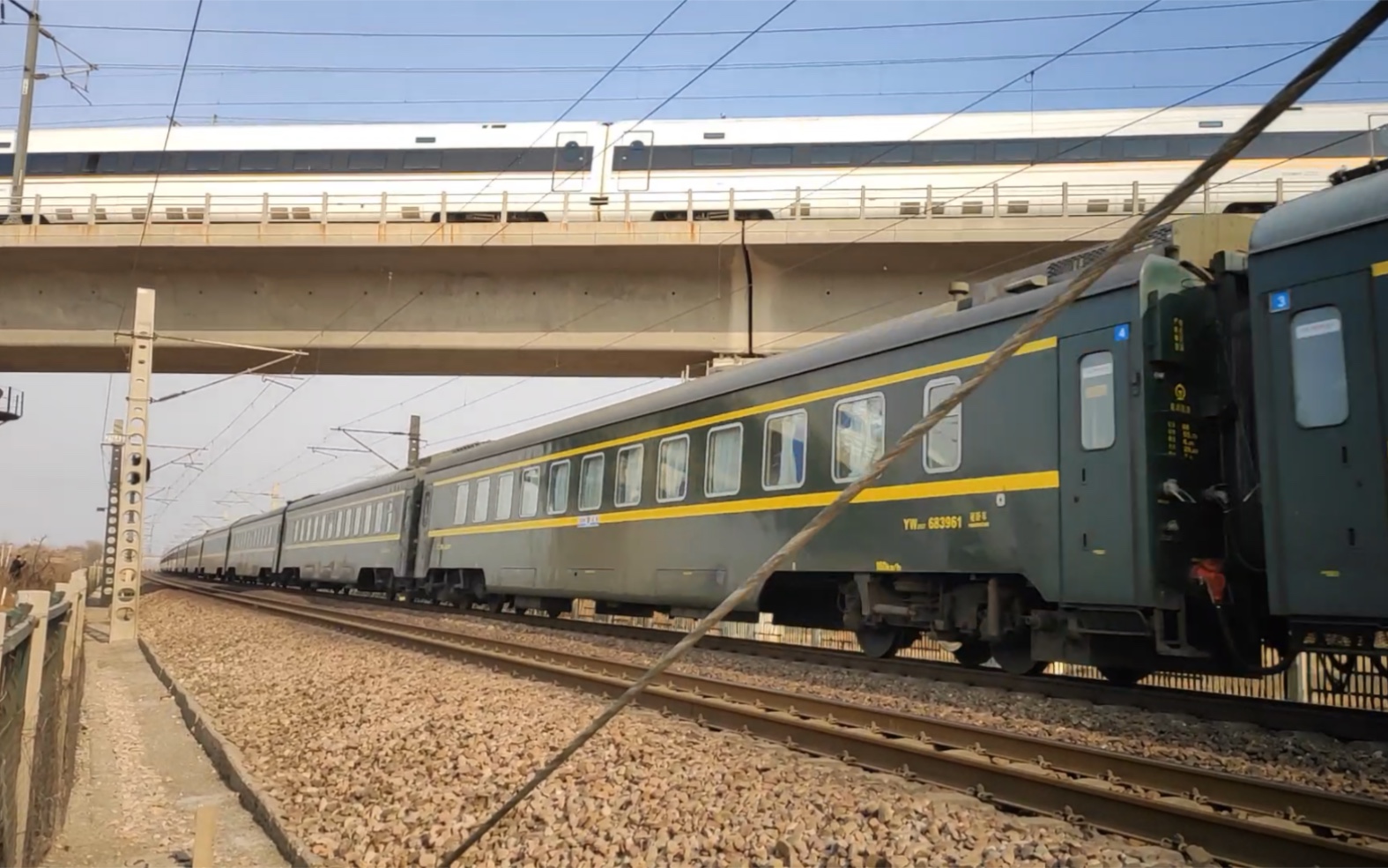 Z161次列车通过隆尧站