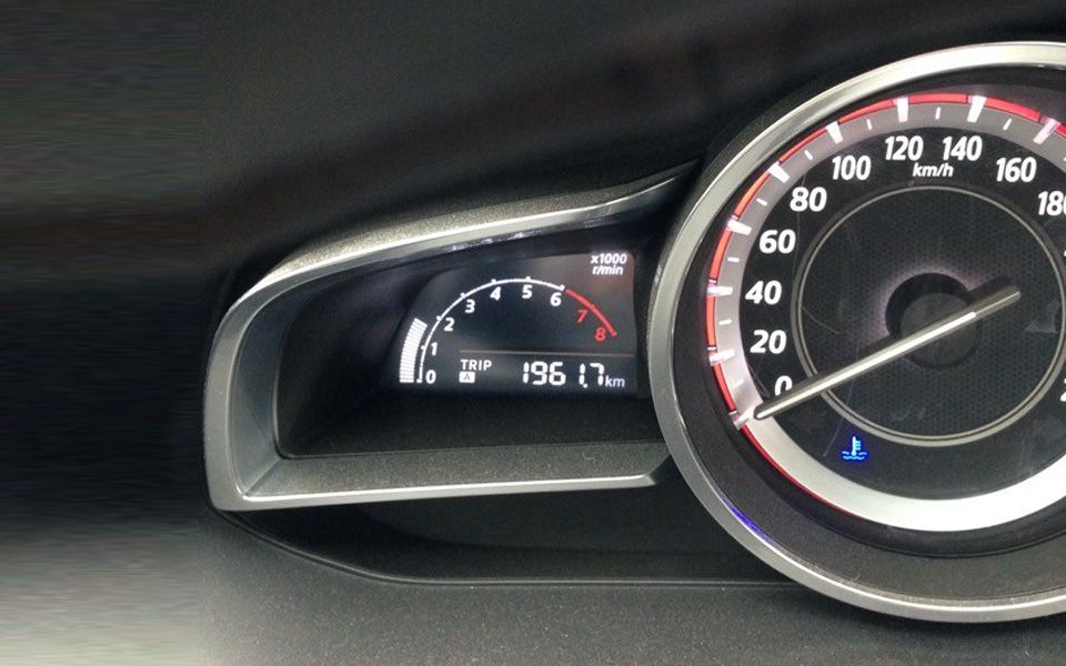 冷车启动时, 转速表出现这个情况要注意, 很多车主不在意吃了大亏