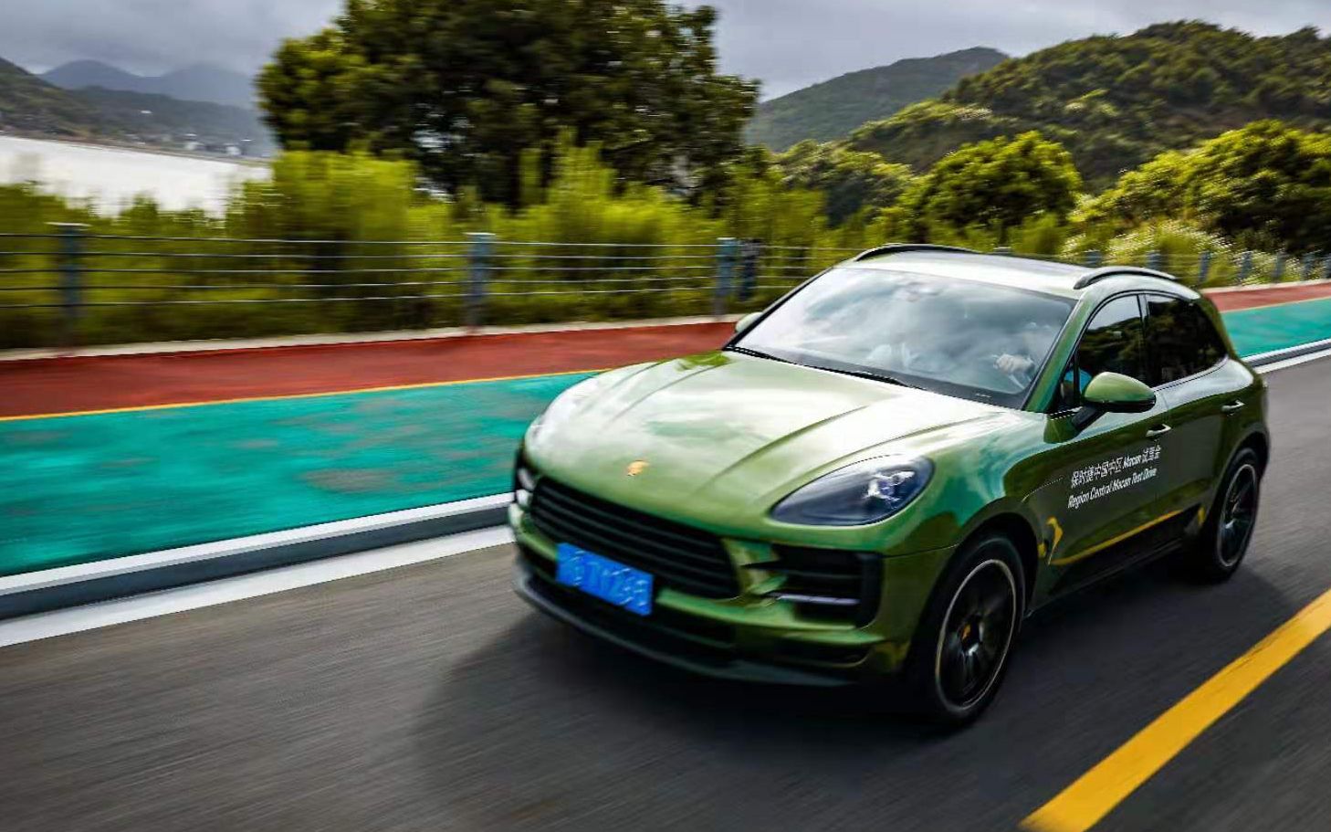 谁说低配保时捷Mancan就不能“套路”妹子了?丨小白试驾记