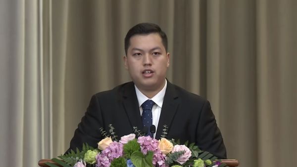 上海抗疫先进事迹报告会举行,澎湃新闻记者讲述感人故事