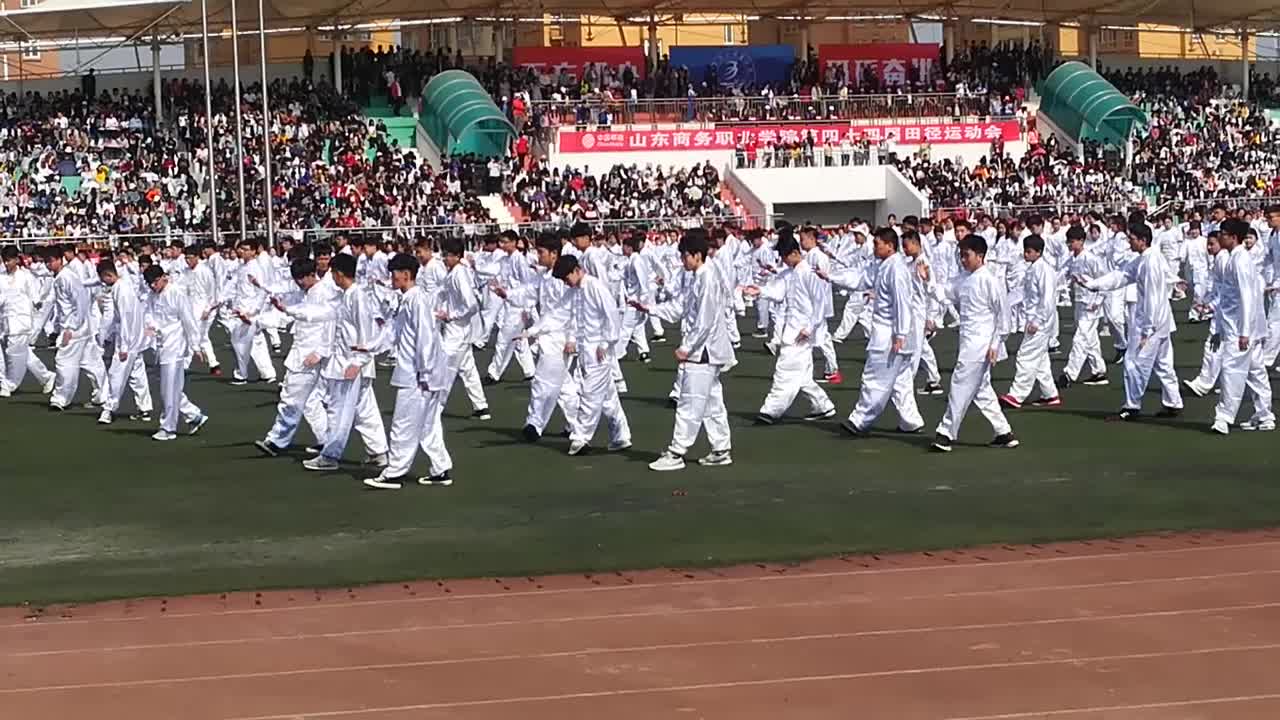 欣赏一下,学校运动会团体操表演