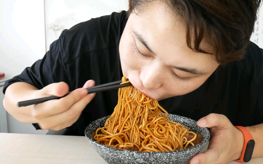 这份牛肉面的牛肉量顶某师傅一年的用量,大口吃肉大口吸面