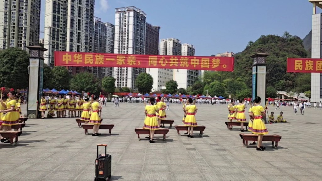 壮族三月三,河池市职业教育中心学校“打扁担”