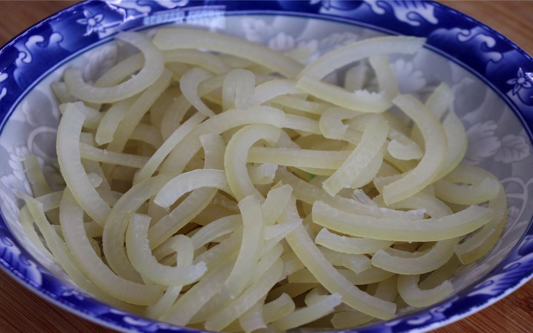 猪皮不要只会熬皮冻,川菜师傅教爽口下饭做法,吃起来真是美滋滋