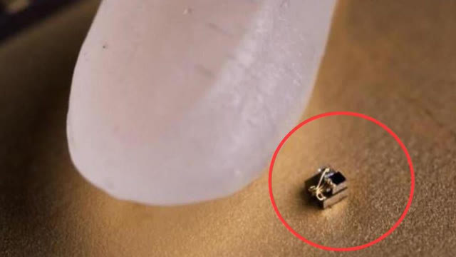 世界上最小计算机,比指头肚都小,这怎么用?