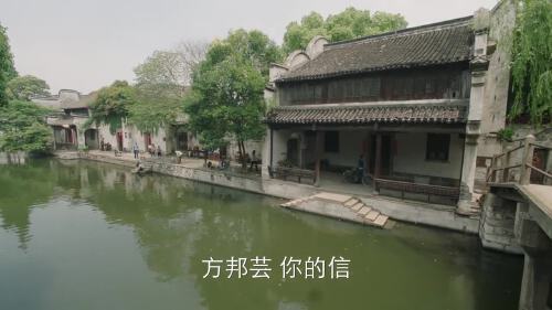 邮差送来一份邮件,女孩打开一看,竟是名校的研究生录取证书!