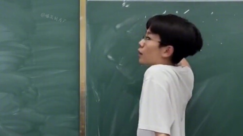 盘点学生模仿老师的神操作,简直一模一样