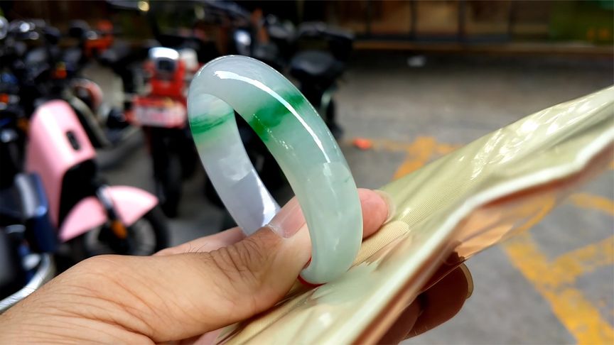 玉器里翡翠飘花系列 翡翠飘绿花和其它飘花手镯有什么不同吗