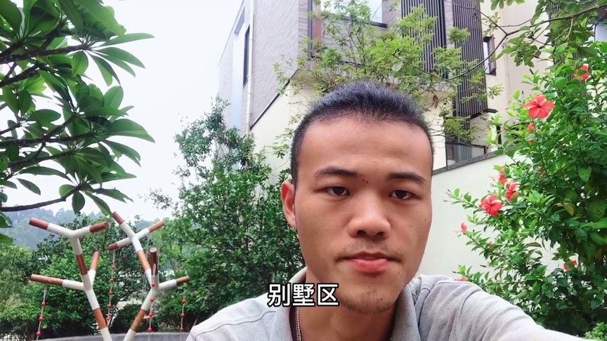 第一次见到这种现代风格的别墅,比欧式风格别墅要好看,挺不错!