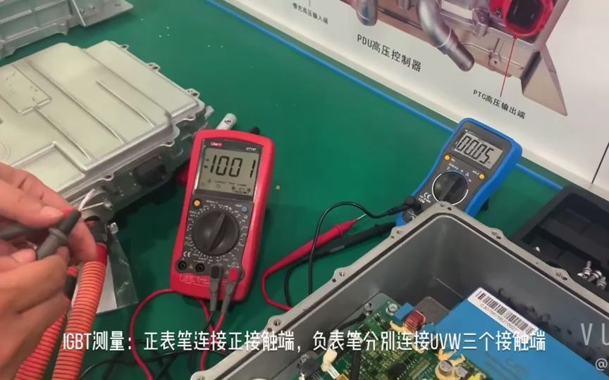 11.新能源汽车电控系统结构实训台测量演示