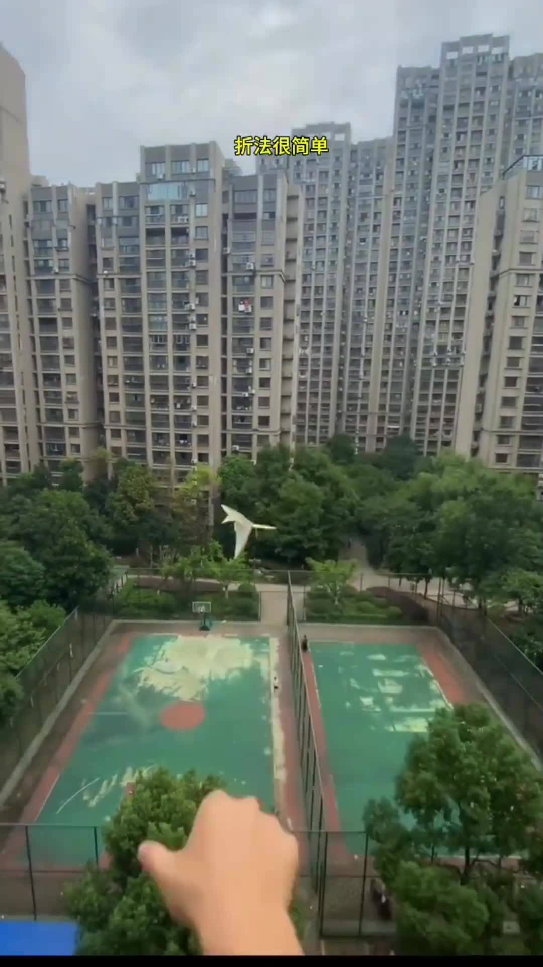 简单几步折一架仿降落伞纸飞机,你学废了吗?