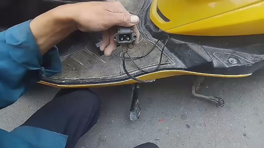 电动车买新充电器回去插不上什么原因?八成是这里问题来告诉你
