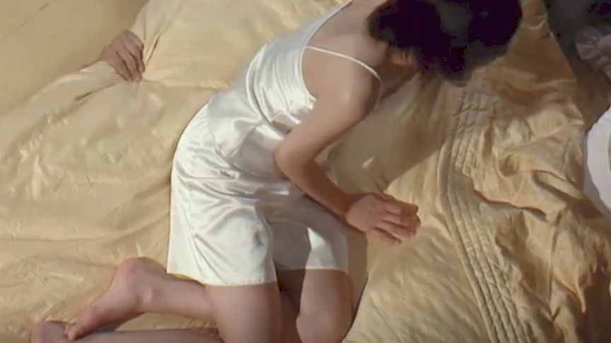女生在老师家留宿,刚准备休息,一只手突然从床底下伸出来