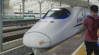 沪苏通铁路通车首日,D9565次列车(南京-上海)驶入南通西站