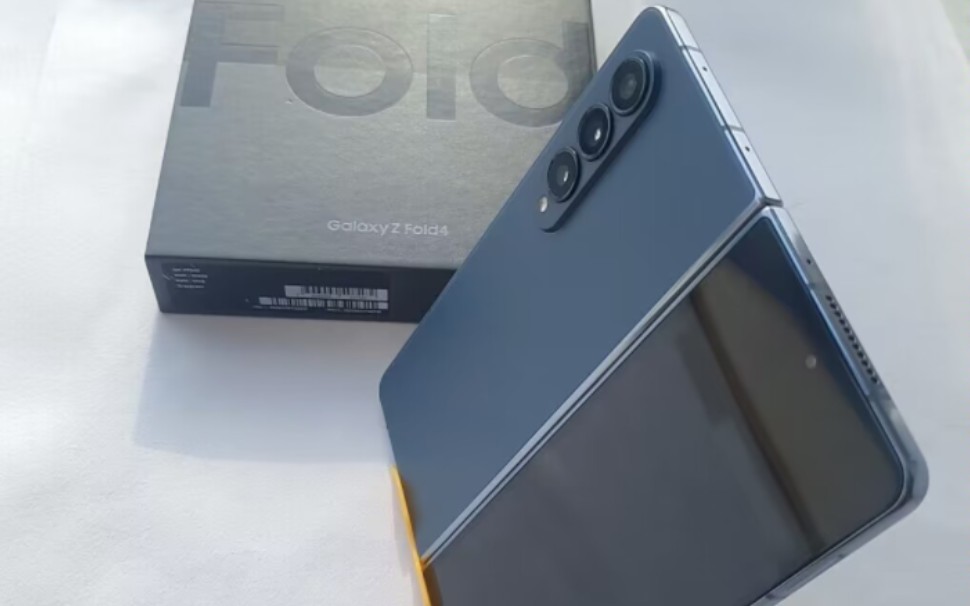 三星fold4 正港 全套带发票 99新 256g使用两个月 价格便宜 赠送3个月...