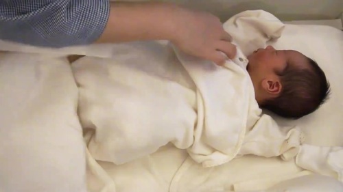 当小宝宝刚出生一周,妈妈叫他起床,竟然发生了非常温馨有趣的一幕