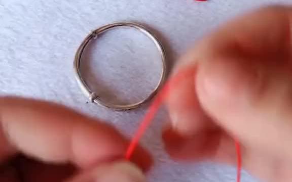 戒指和手镯这样绕红绳,编绳绕线也是必学的结法哦,是不是鱼钩也是...