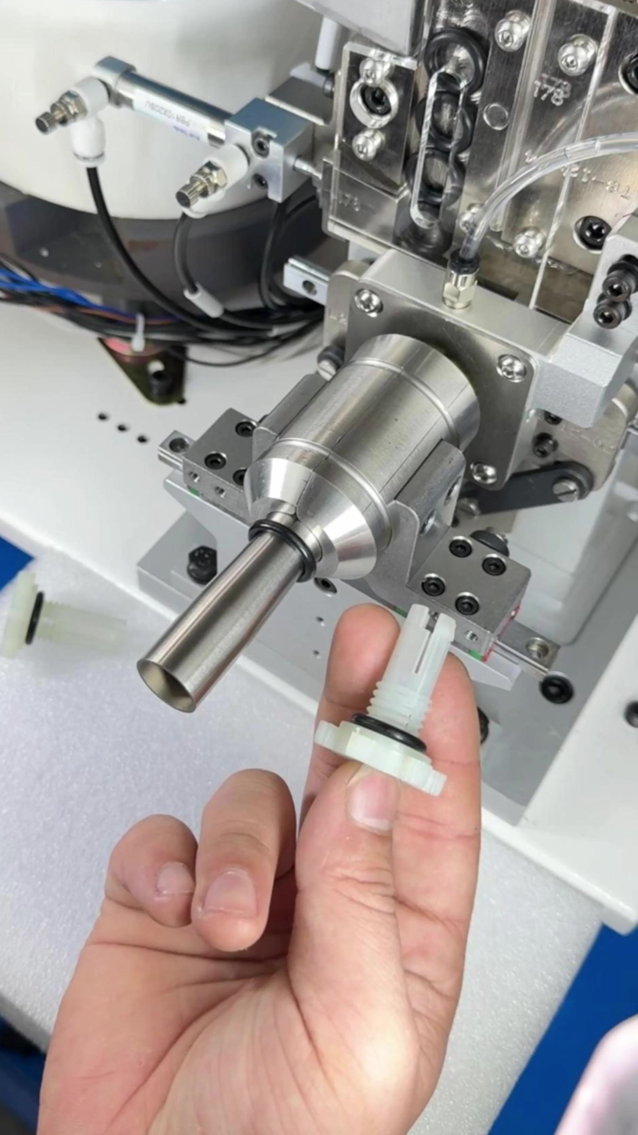 汽车过滤器底座自动化组装密封圈过程ߧ�ߧ� @DOU+小助手 #技术...