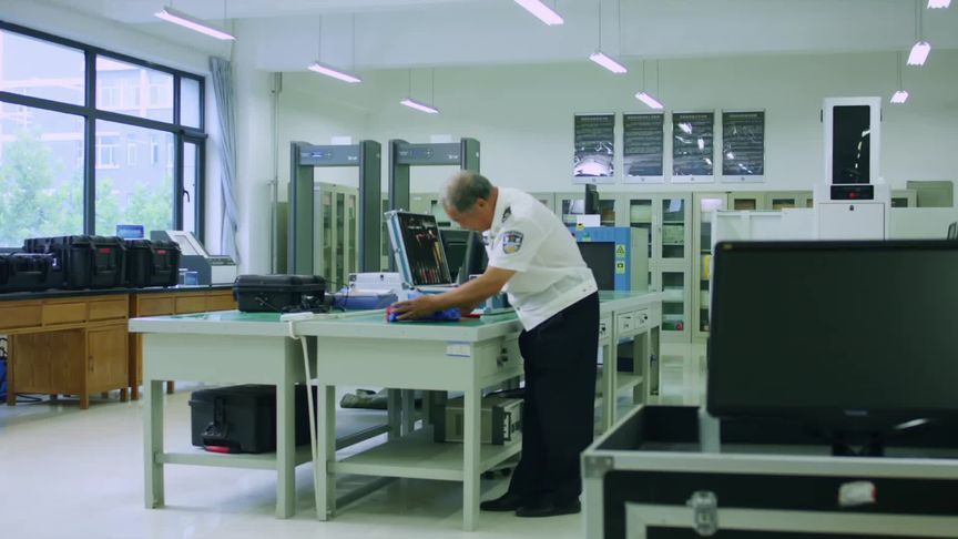 他参加过几百次的现场勘验,排除炸弹一万多枚