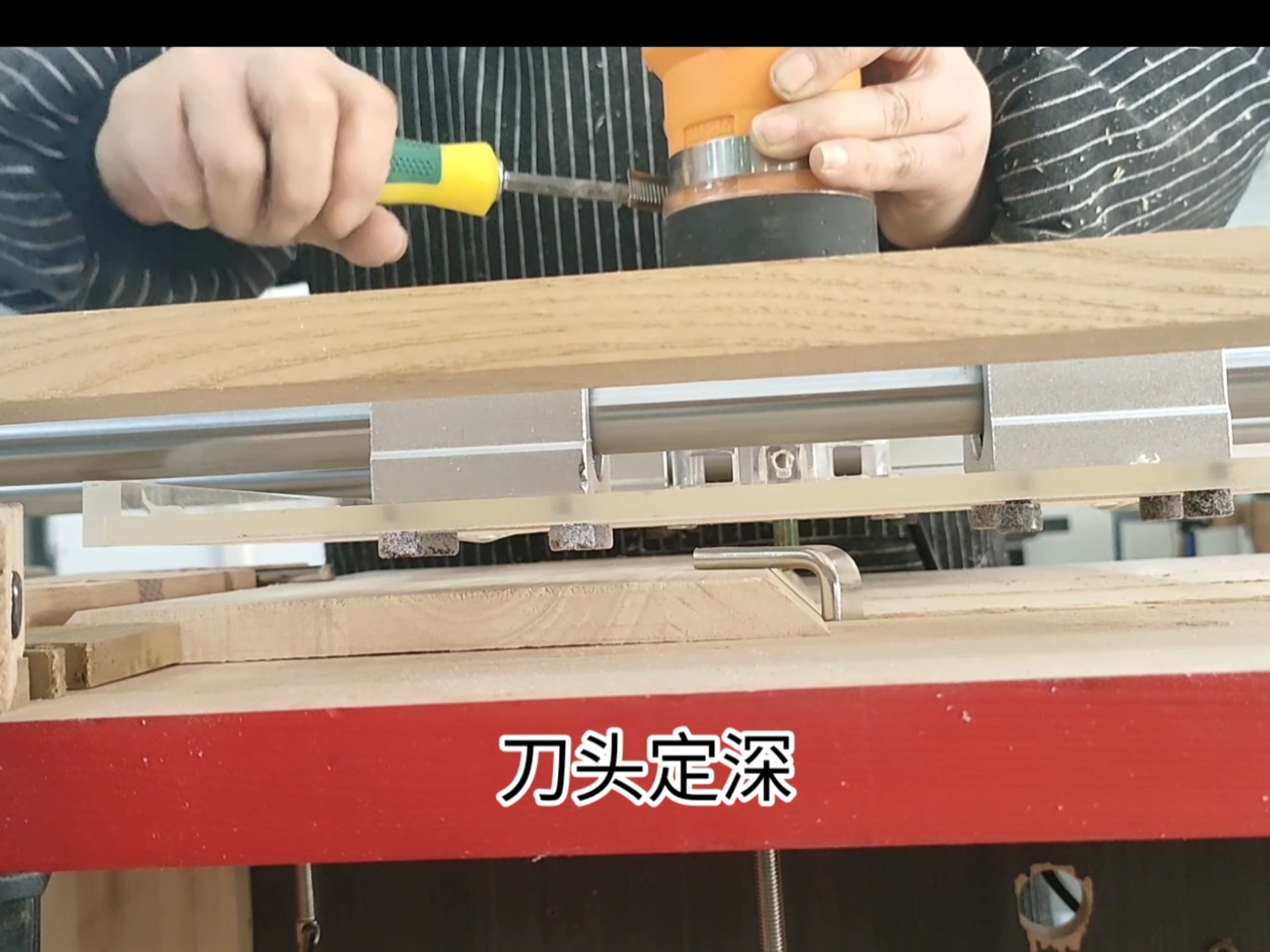 修边机手动开槽的好办法